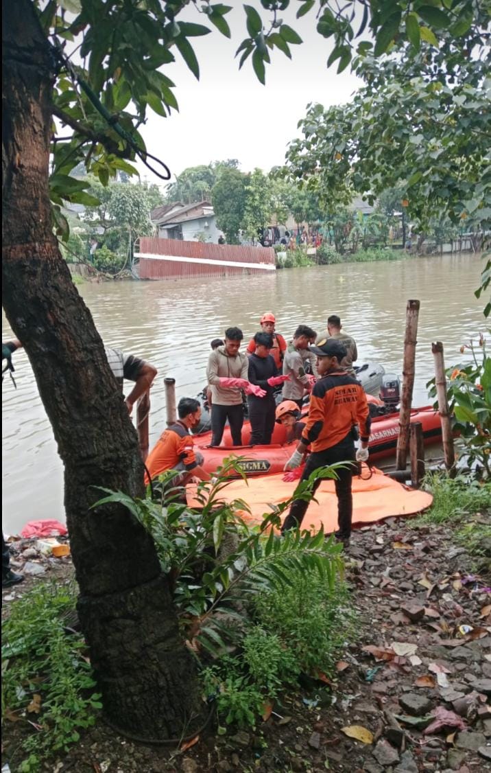 Perempuan Tenggelam di Sungai Kalimas Driyorejo - Bratapos Media, Tajam ...